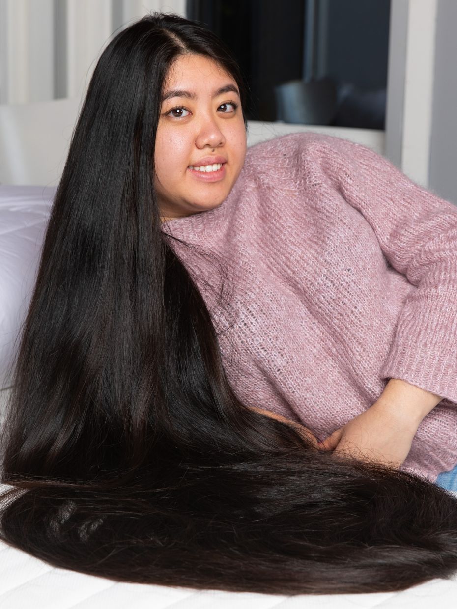VIDEO - So much hair to brush