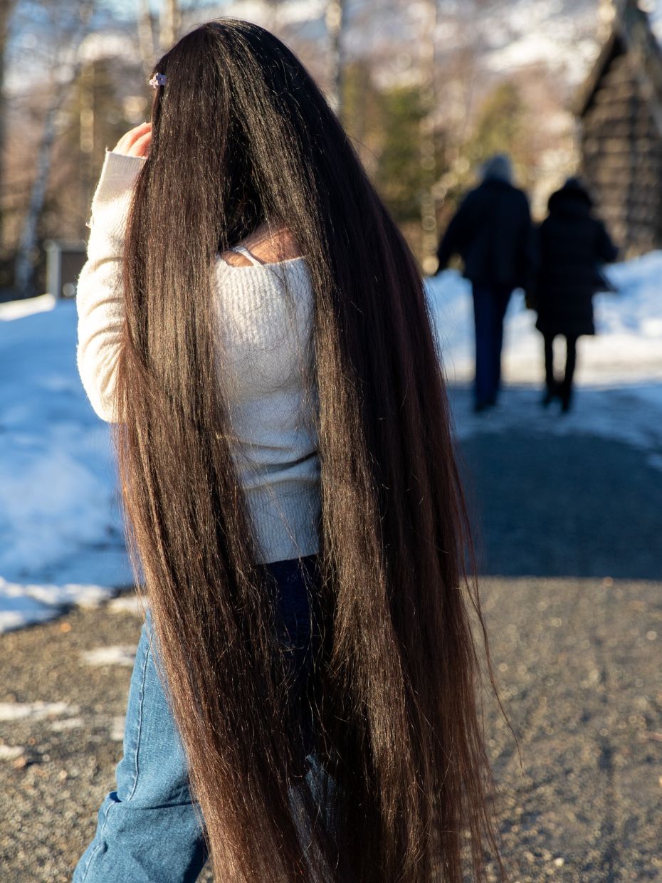 VIDEO - Floor length hair view