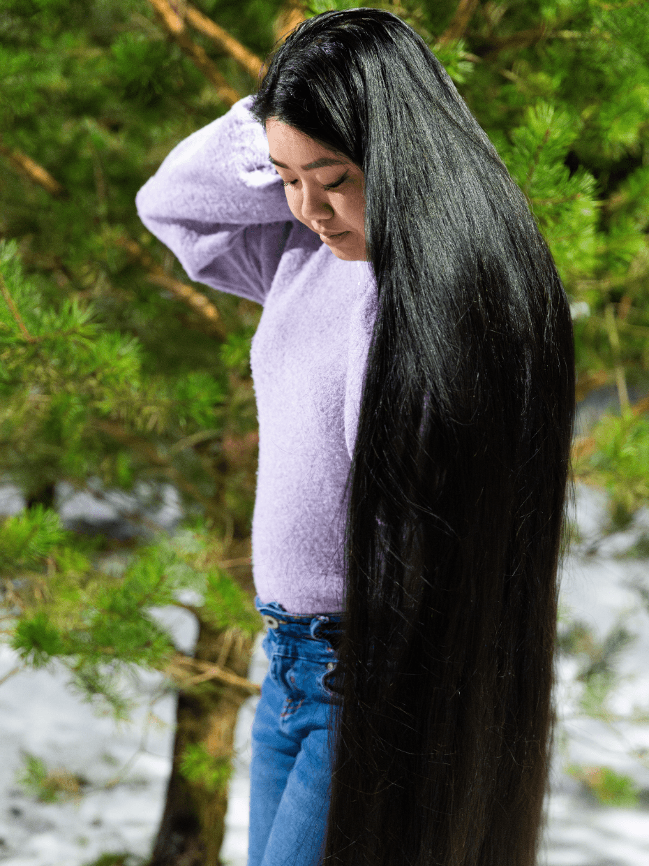 PHOTO SET - An extreme hair lady in her lap photoshoot
