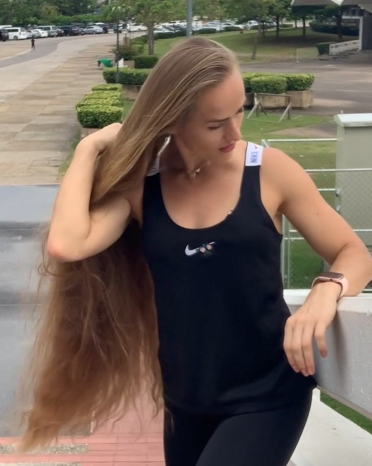 VIDEO - Ultra long hair covering extreme edition