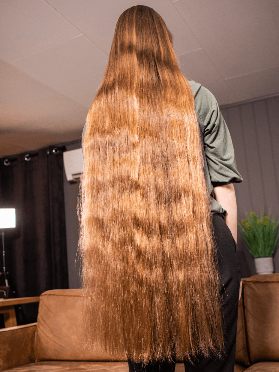 VIDEO - Extreme hair length show in the bathroom