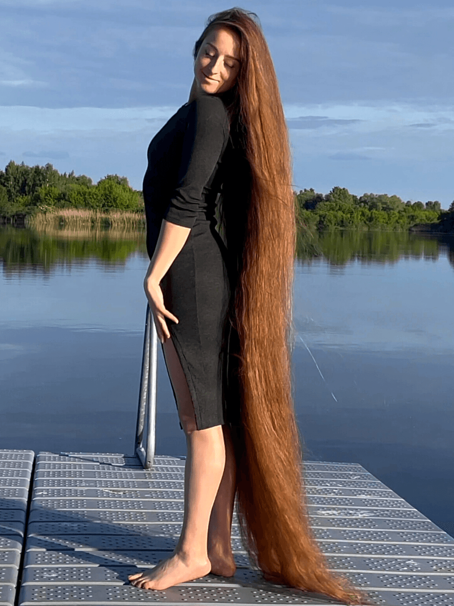 VIDEO - Floor length hair by the water