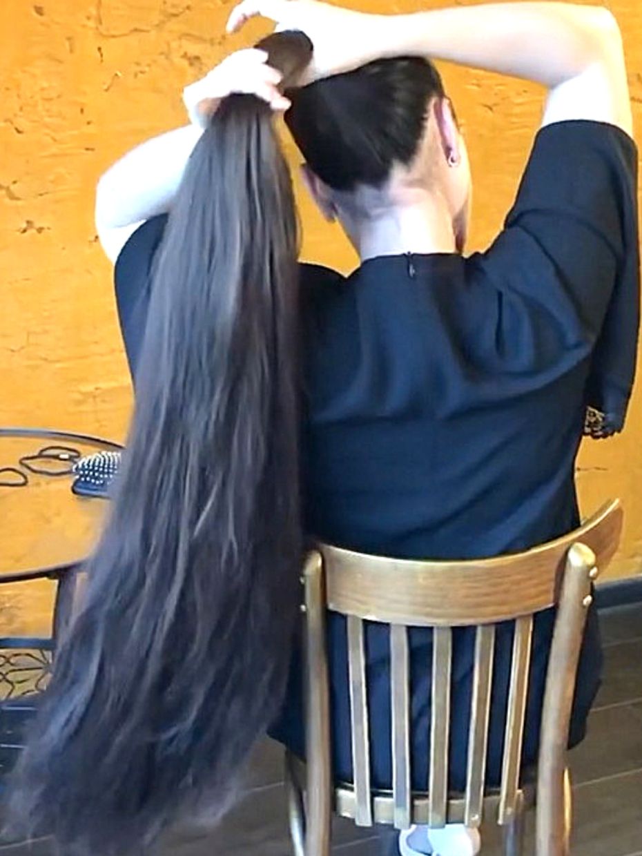 VIDEO - Mila's perfect ponytail play