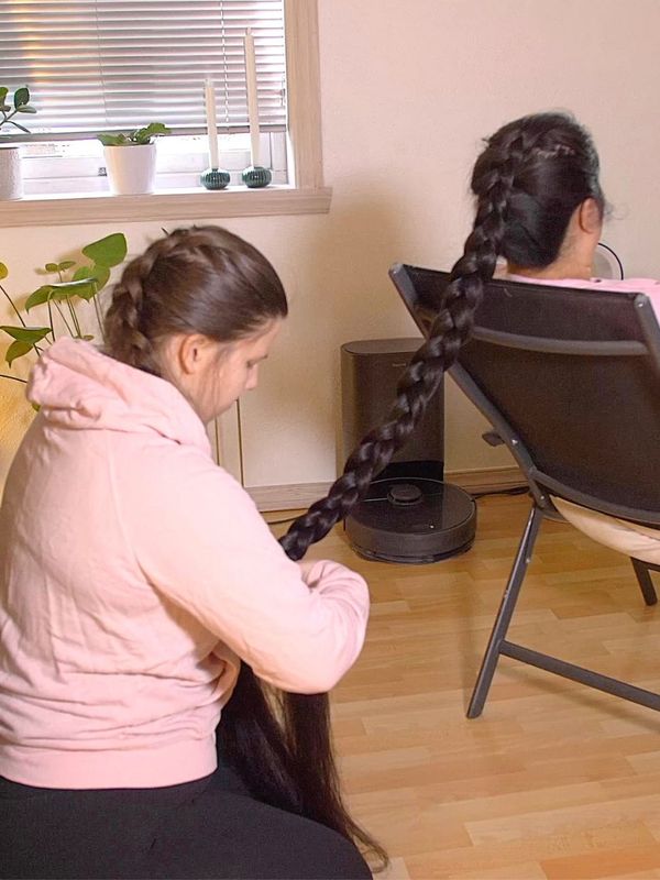 VIDEO - Rapunzel's soft hair by the pool