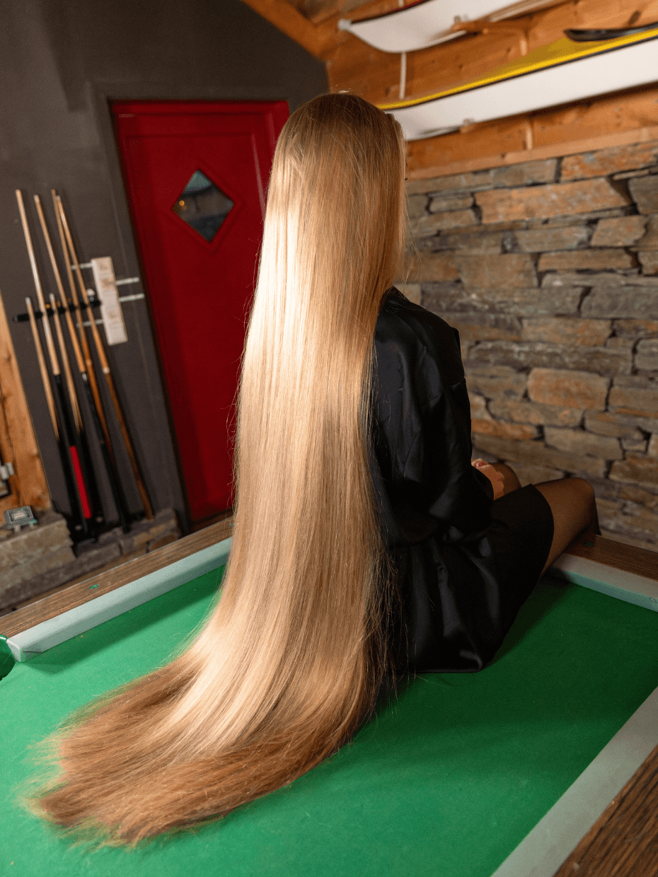 VIDEO - Ultra long hair covering extreme edition