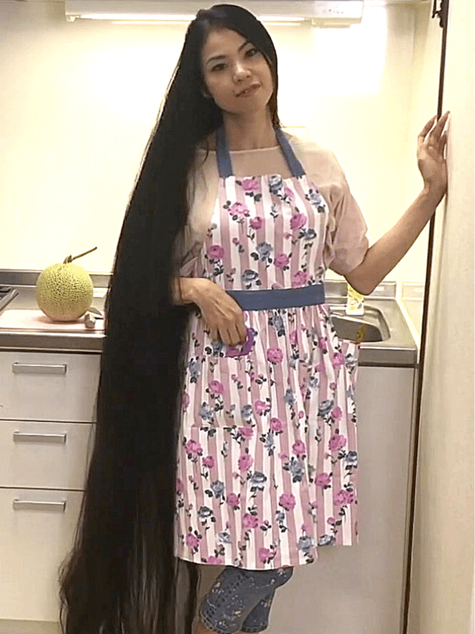 VIDEO - Long haired woman's kitchen