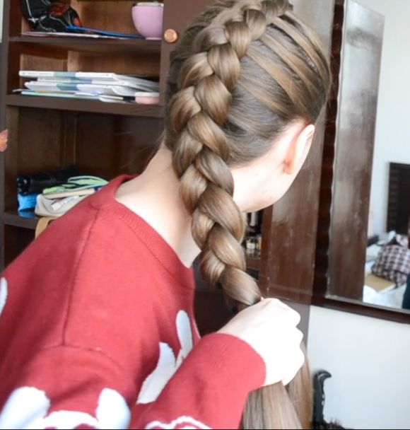 VIDEO - Natalia's perfect hair display in front of her face