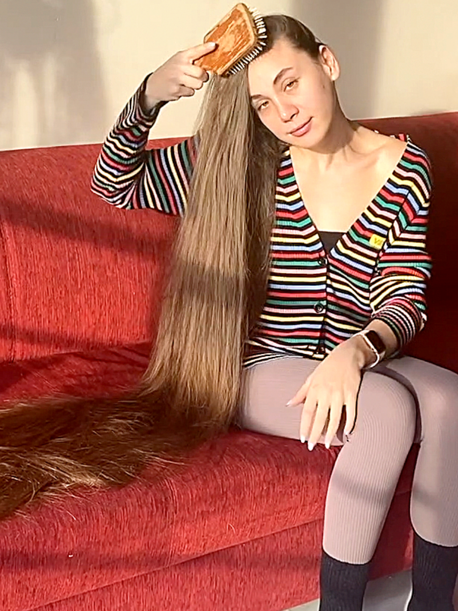 VIDEO - Girl with super long hair exercising on treadm