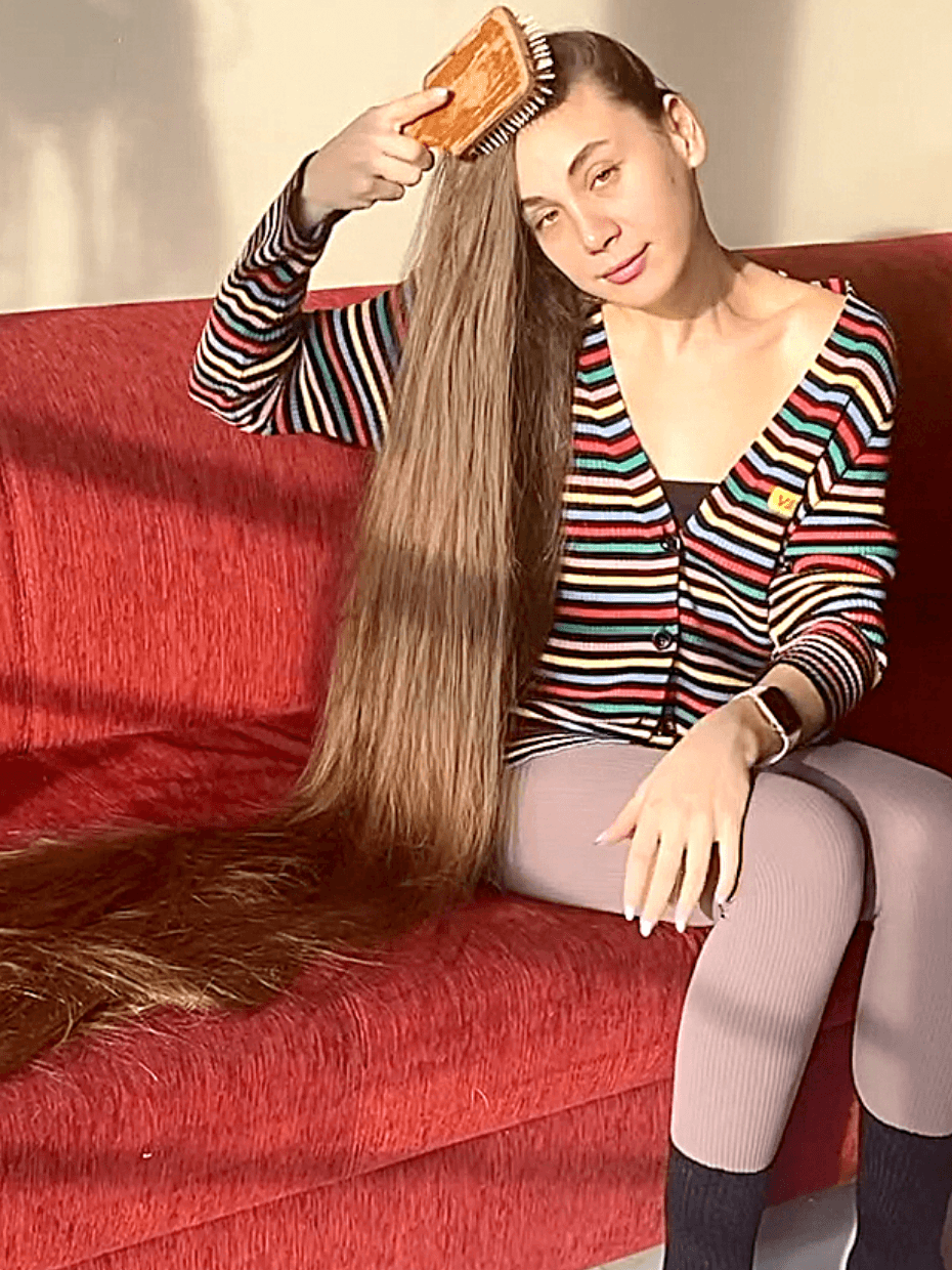 VIDEO - Super long haired gamer