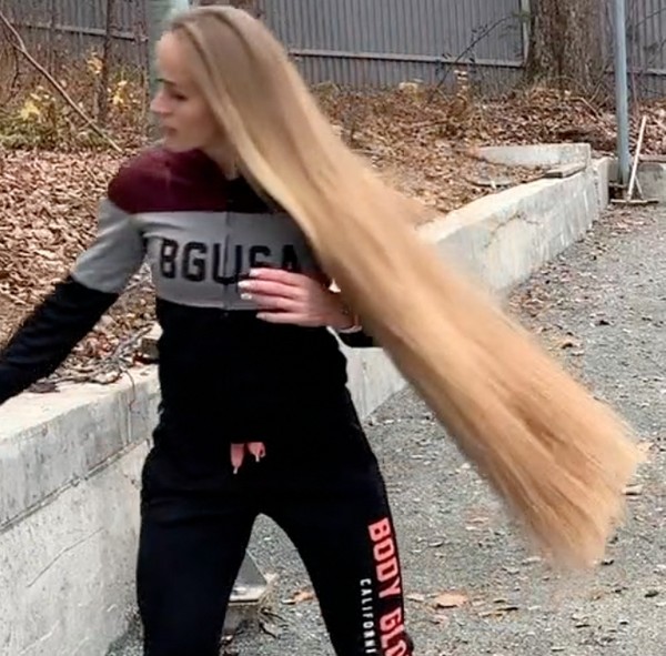VIDEO - Blonde Rapunzel working out 2