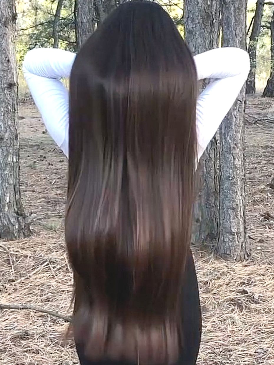 VIDEO - Heavy hair by the water