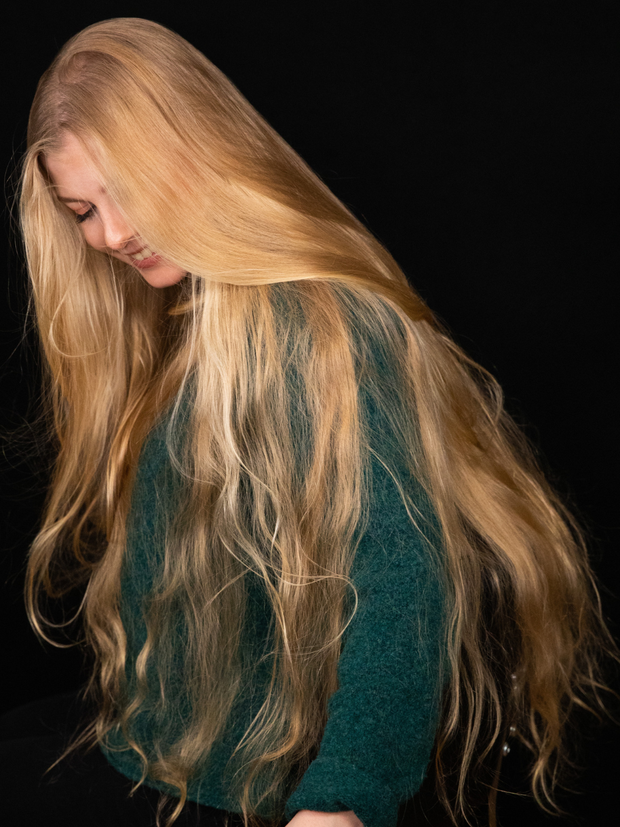 VIDEO - Floor length hair smelling