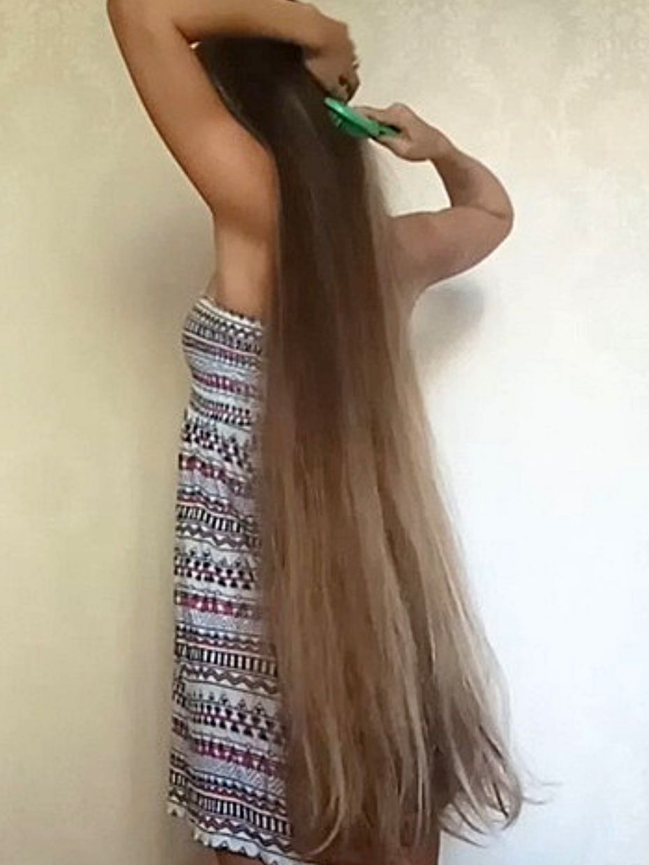 VIDEO - Tina's long hair smelling and covering
