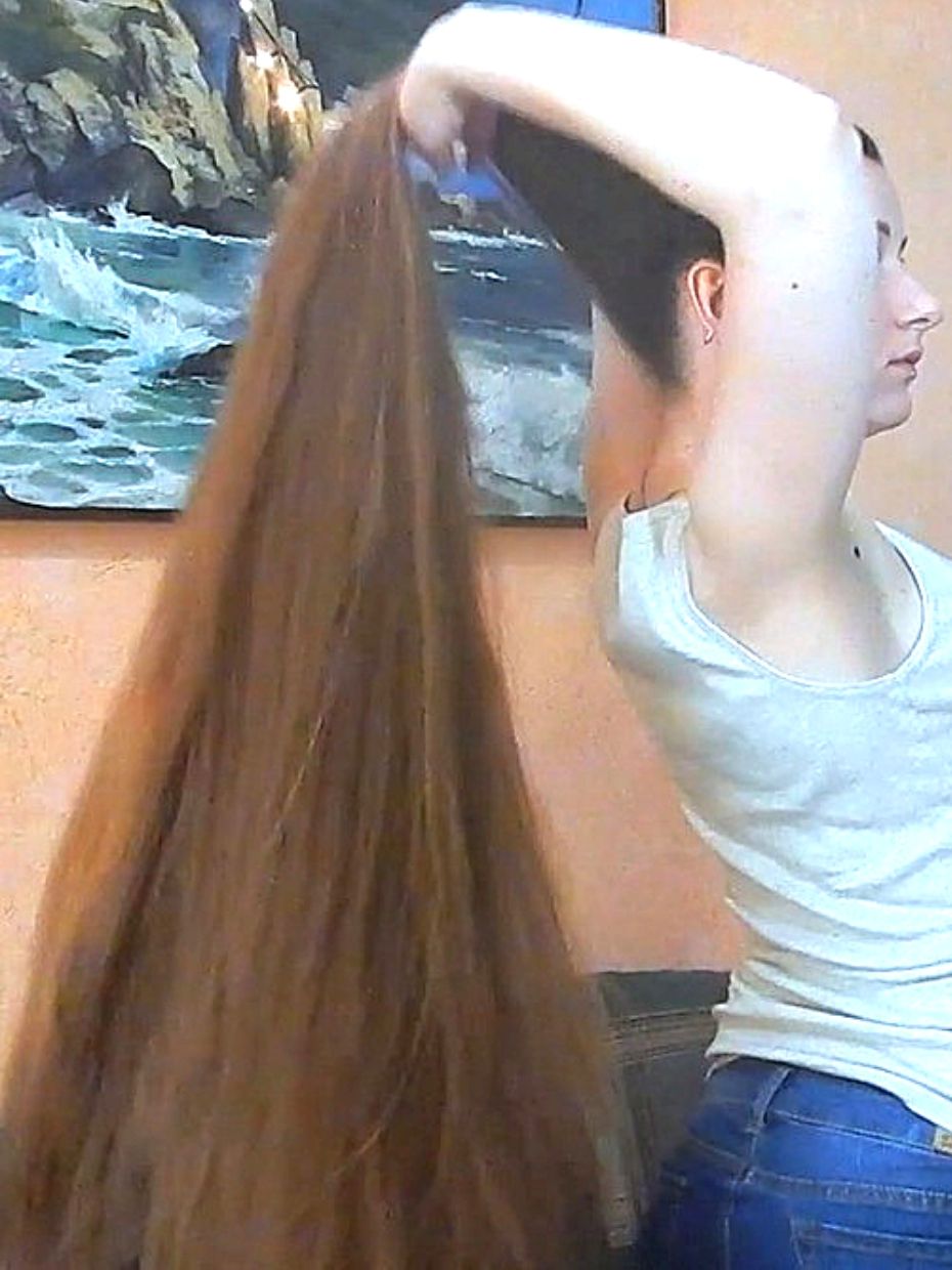 VIDEO - Massive mane brushing and hair play by friend
