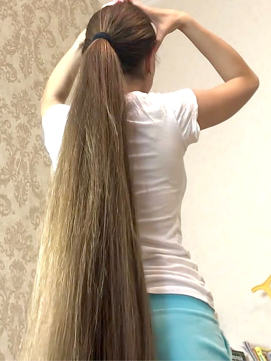 VIDEO - Insanely long hair