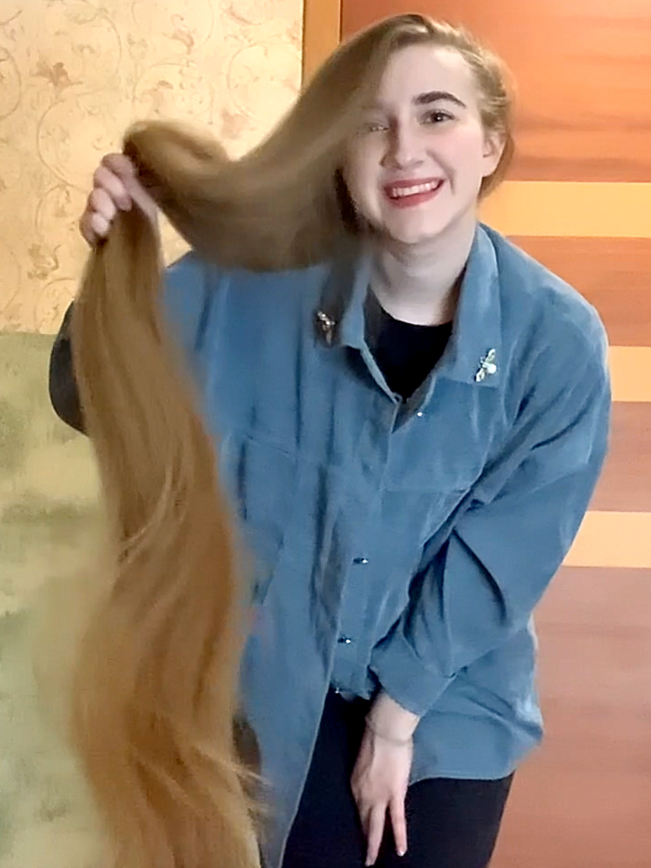 VIDEO - Girl with super long hair exercising on treadm