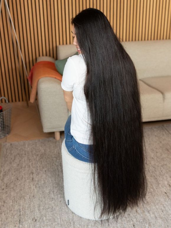 VIDEO - The longest hair you have ever seen