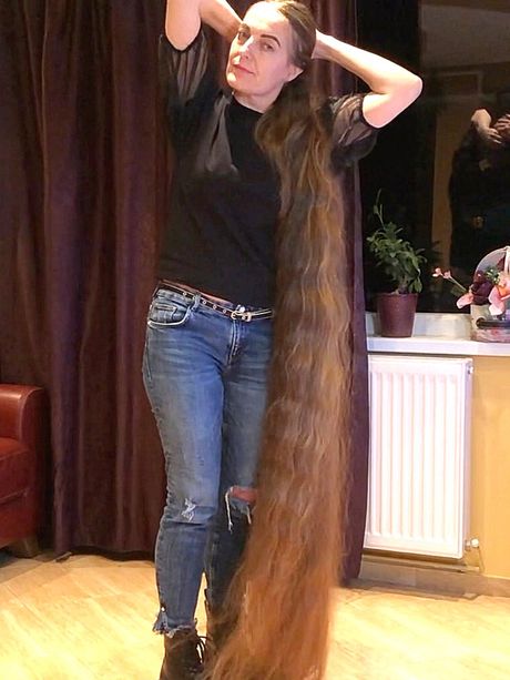 VIDEO - Orysya's hair play on the floor