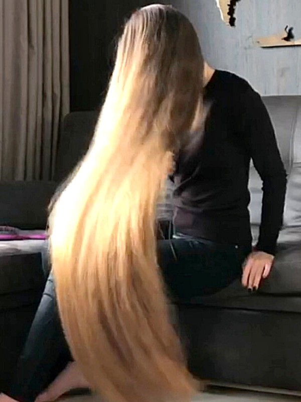 VIDEO - She loves her extreme hair