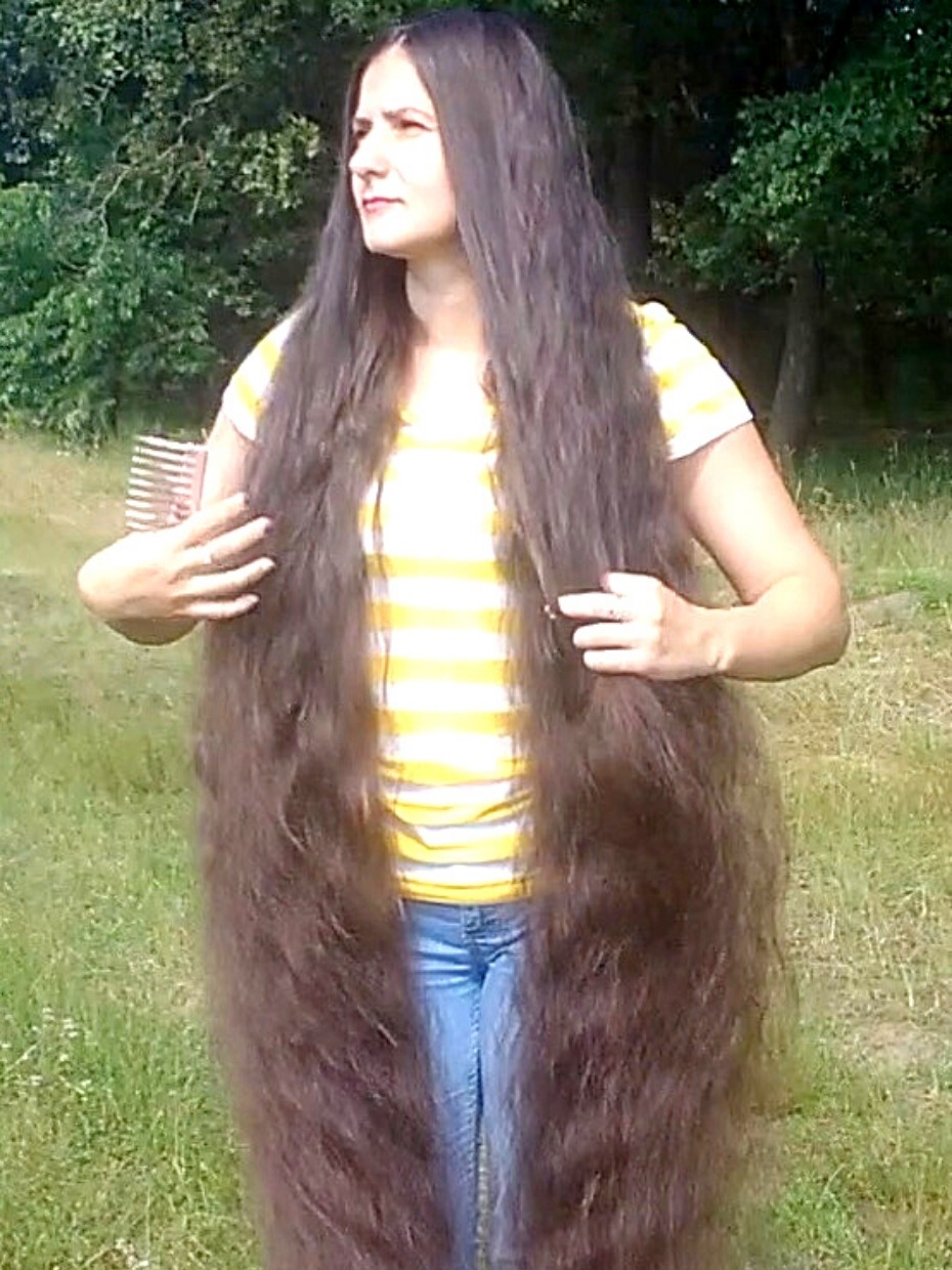 VIDEO - Floor length hair fun