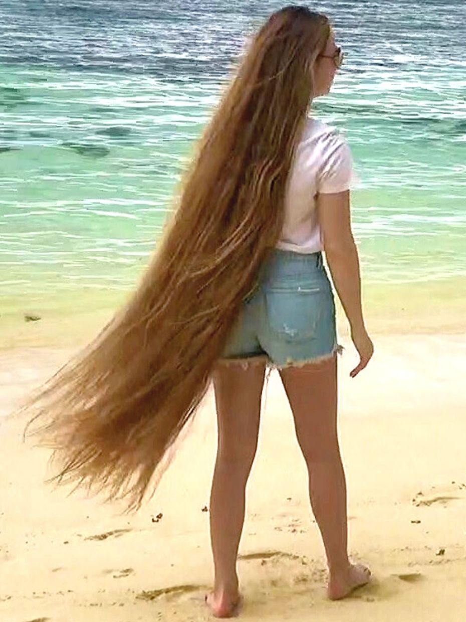 VIDEO - Tropical long hair walk