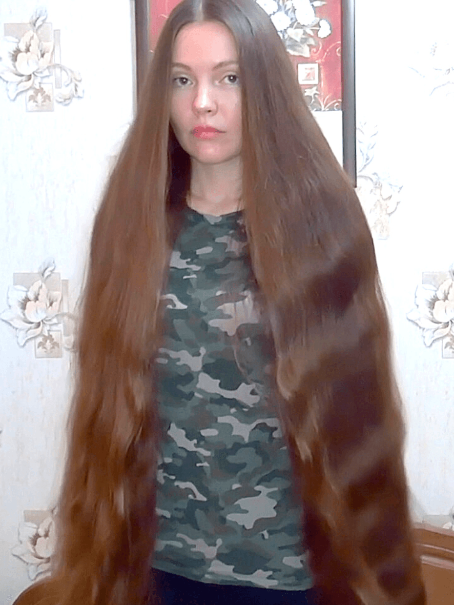 VIDEO - Julia's soapy long hair wash