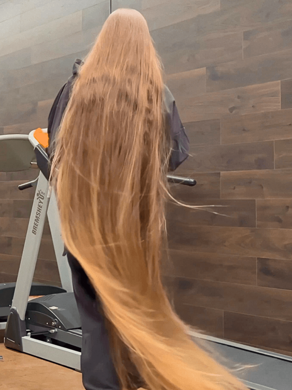VIDEO - Young Rapunzel working out with floor length hair