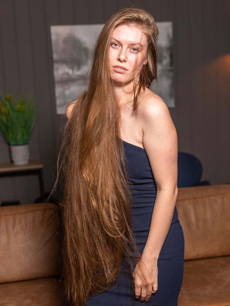 VIDEO - Audrey combing her long blonde hair