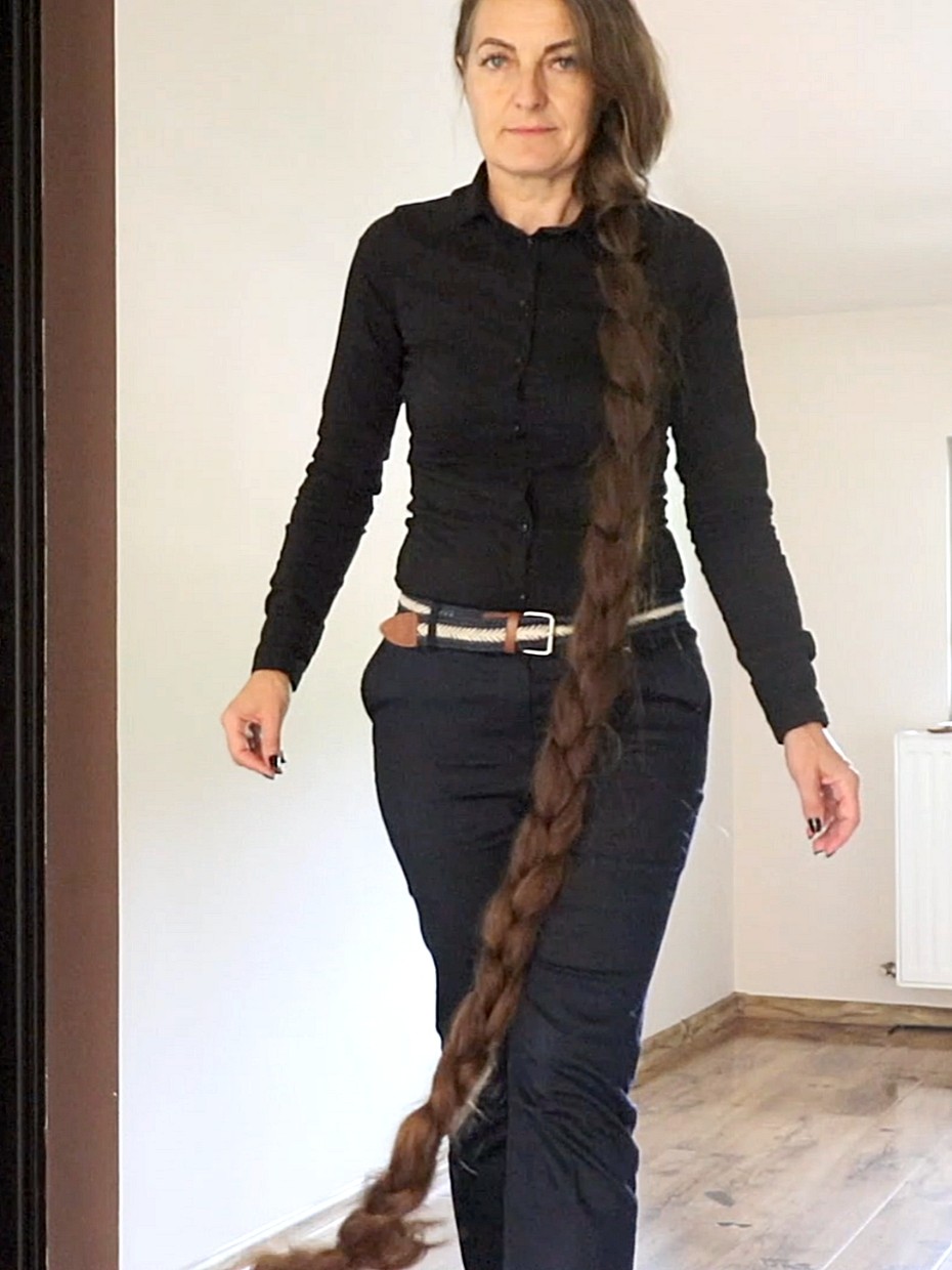 VIDEO - Unique floor length hair