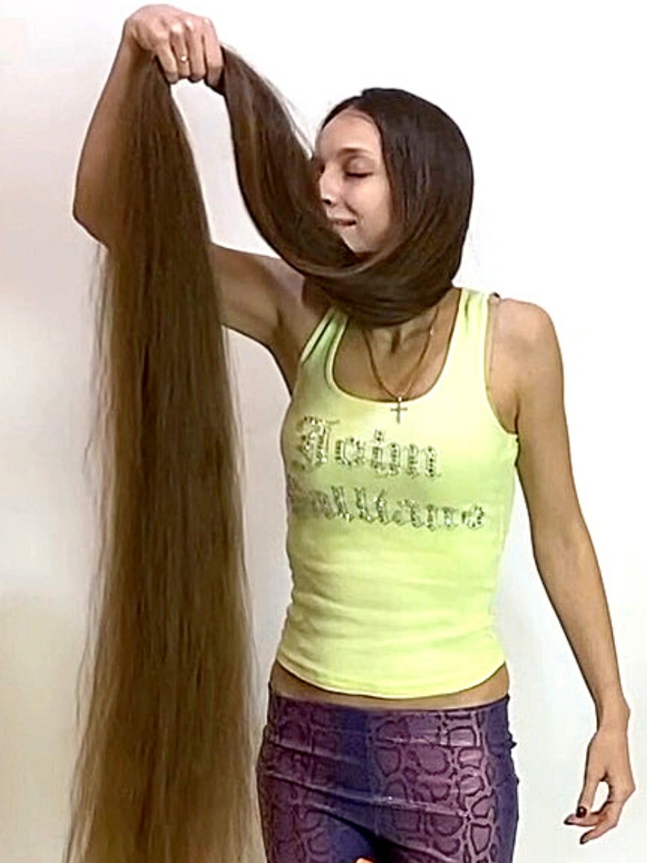 VIDEO - Floor length hair smelling