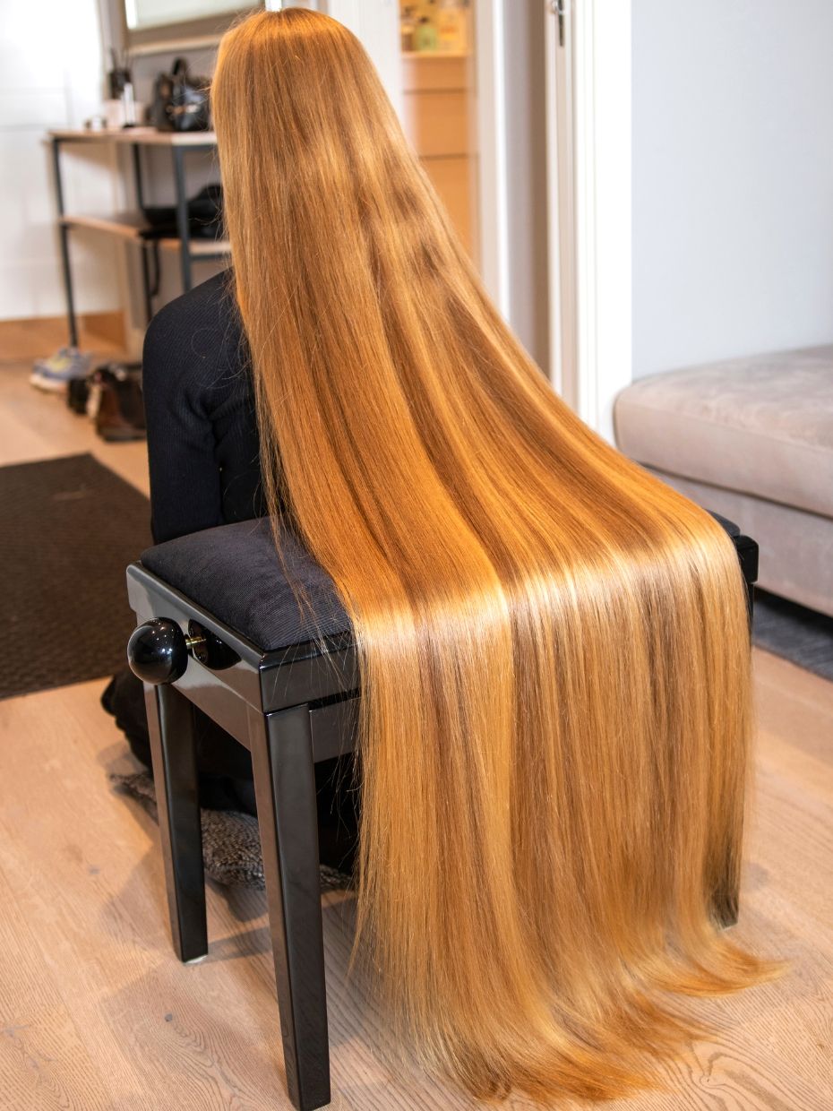 VIDEO - Julia's soapy long hair wash