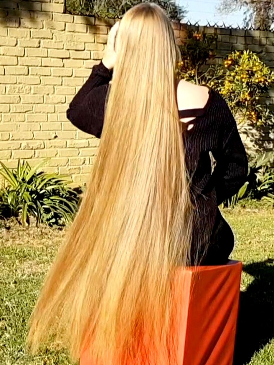 VIDEO - Neha's extreme long hair show