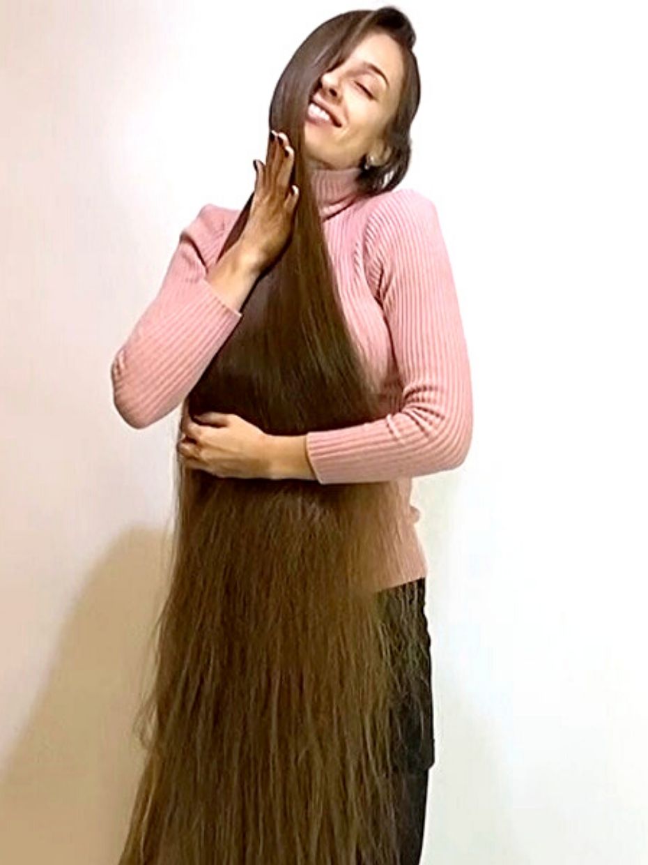 VIDEO - Girl with super long hair exercising on treadm