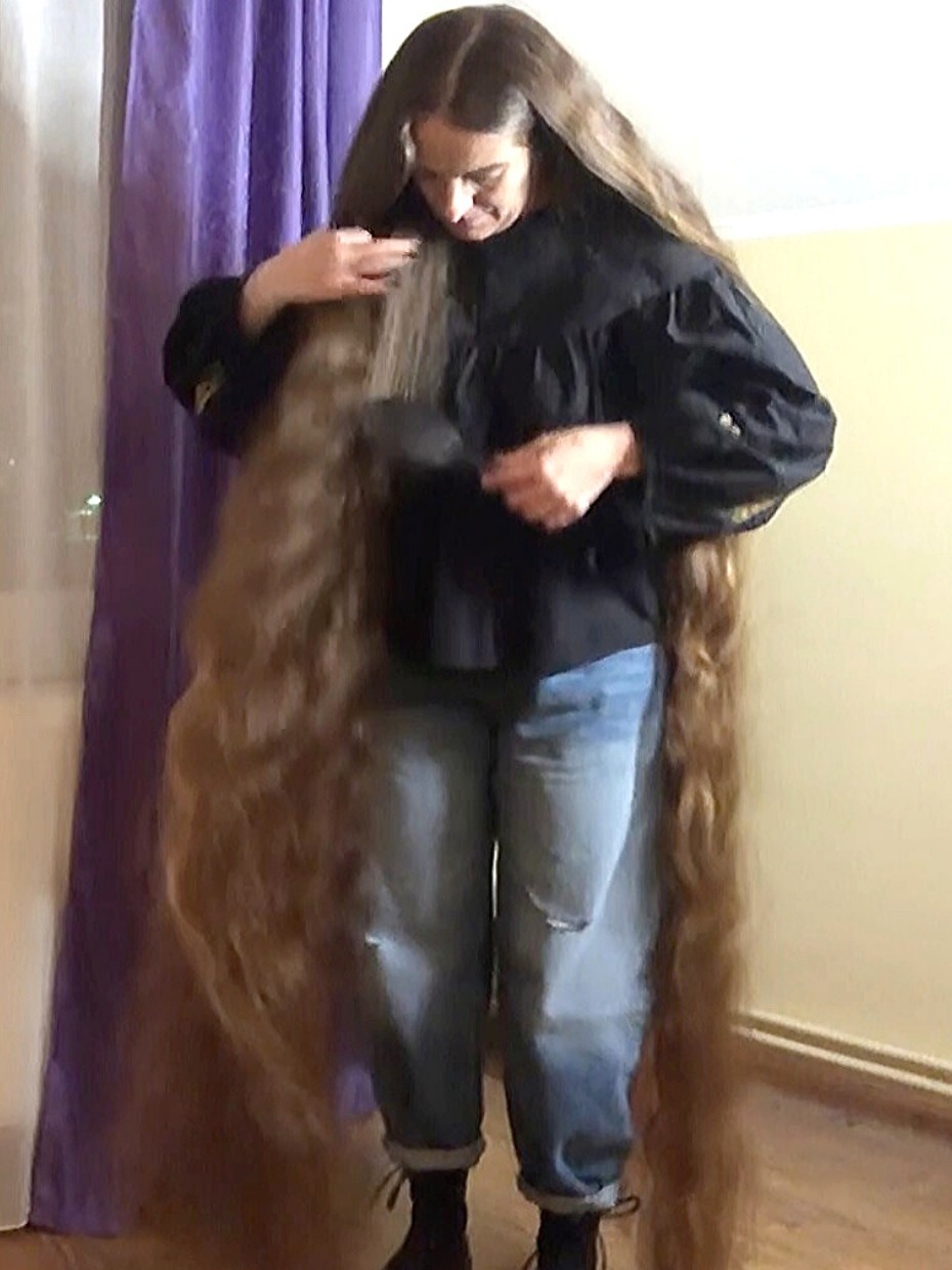 VIDEO - Super heavy floor length hair