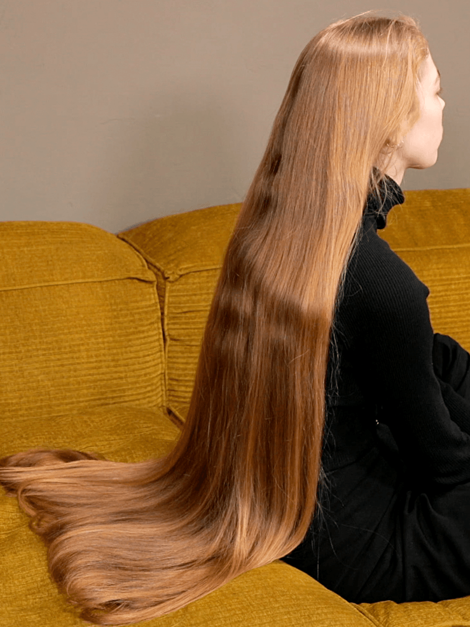 VIDEO - Sofa hair play