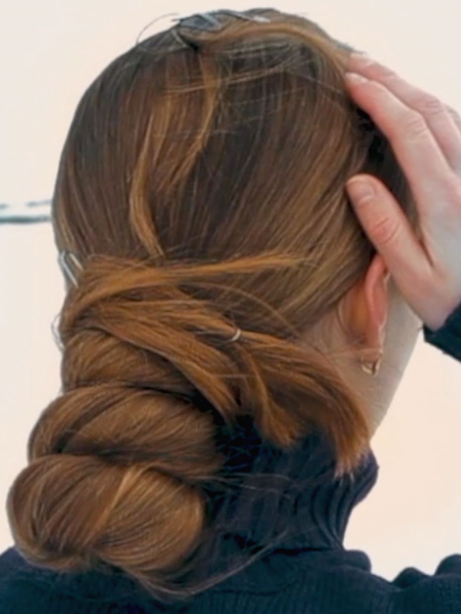 PHOTO SET - An extreme hair lady in her lap photoshoot