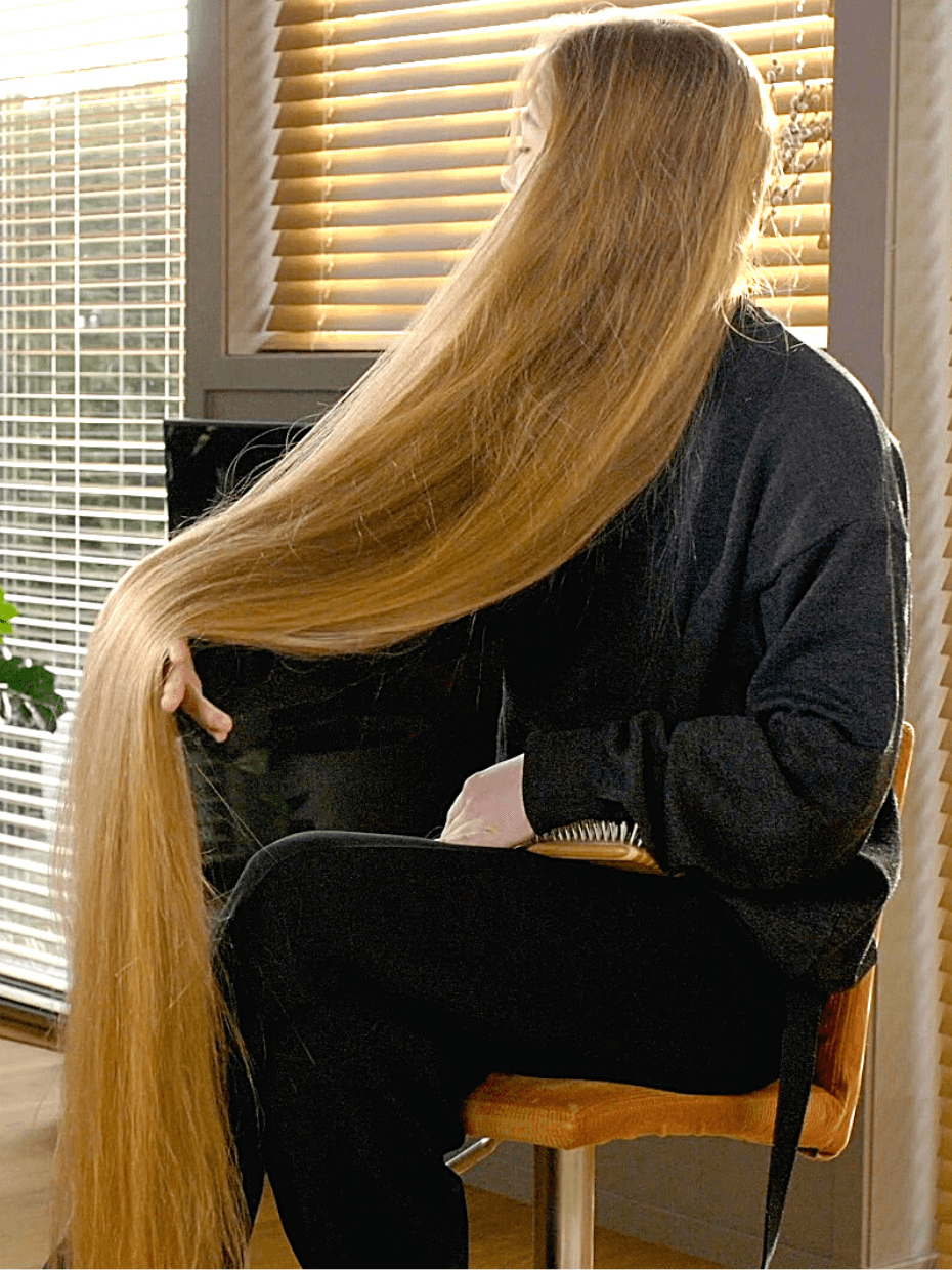 VIDEO - Floor length hair view