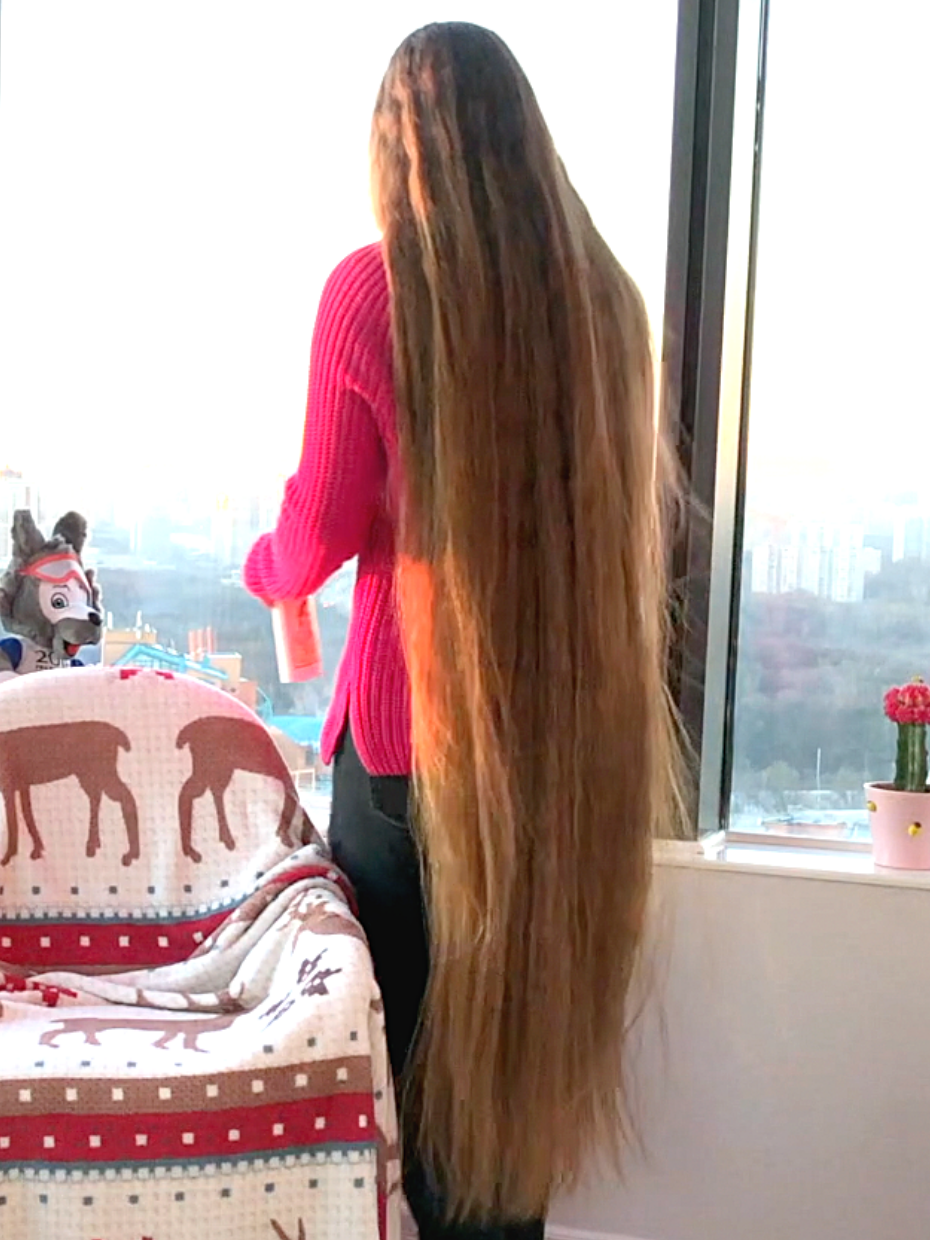 VIDEO - Girl with super long hair exercising on treadm