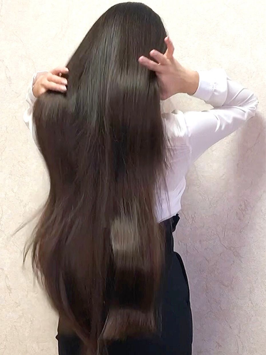 VIDEO - Elegant Diana's hair play