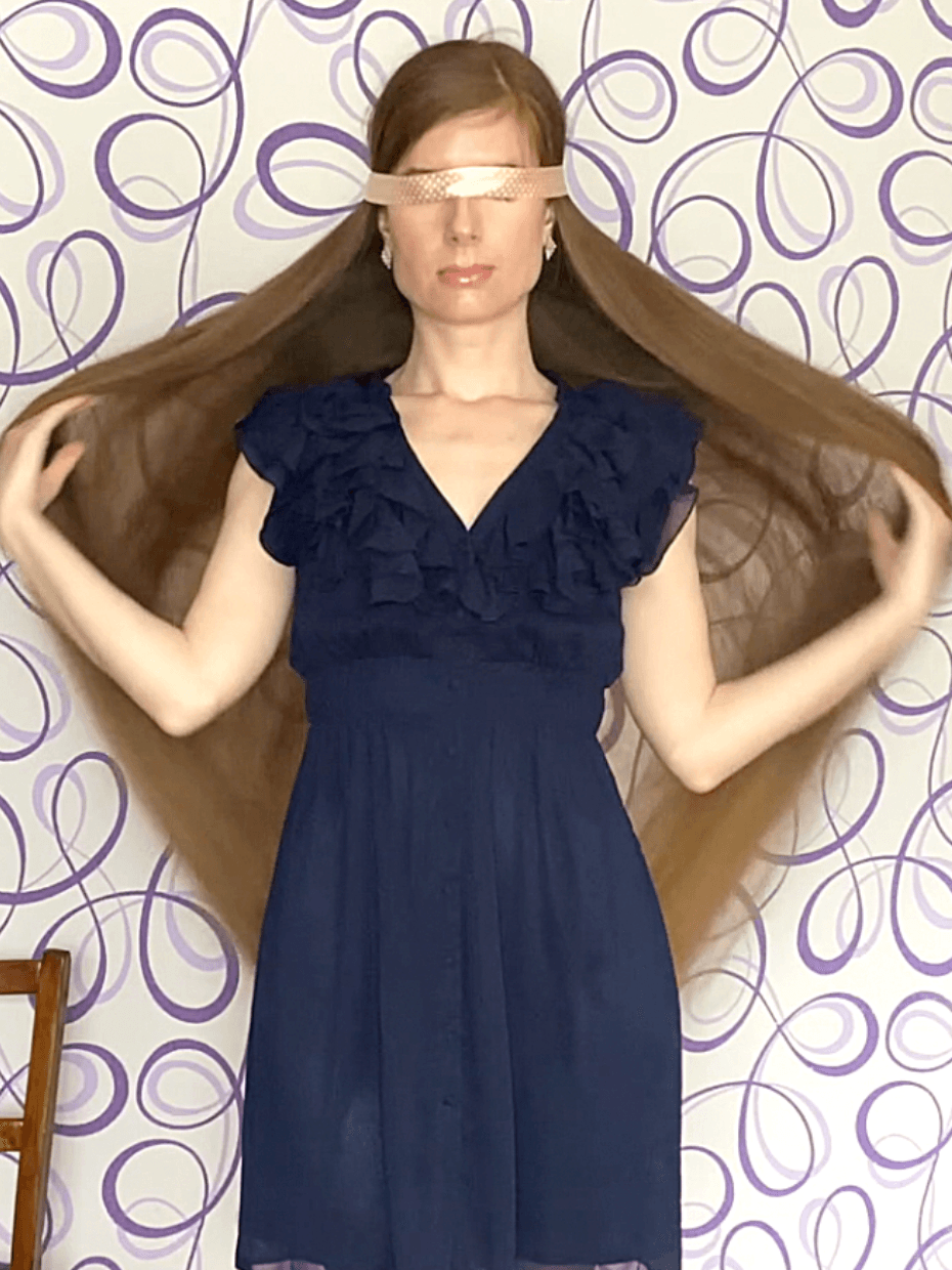 VIDEO - Unique long hair play