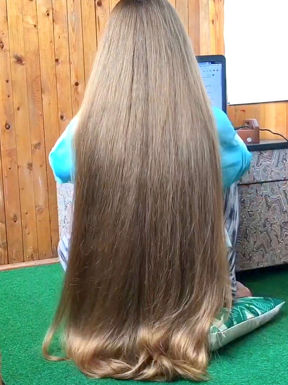 VIDEO - Orysya's hair play on the floor