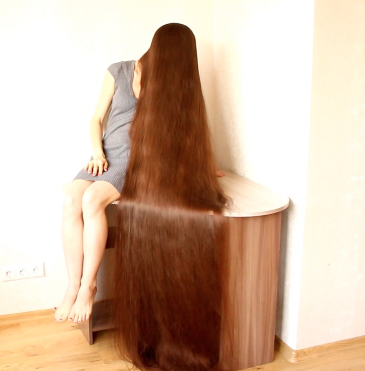VIDEO - Super heavy floor length hair