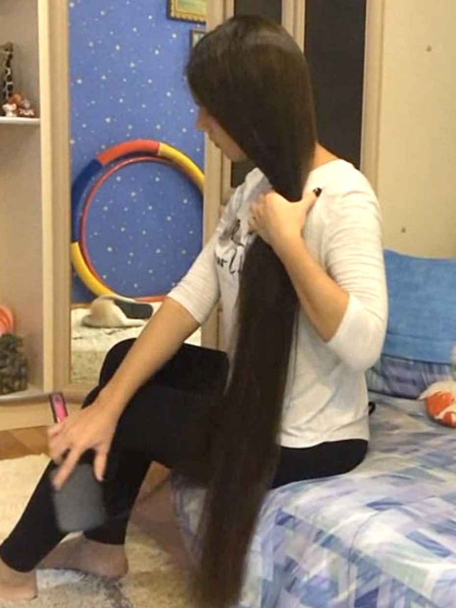 VIDEO - Ultra long hair covering extreme edition