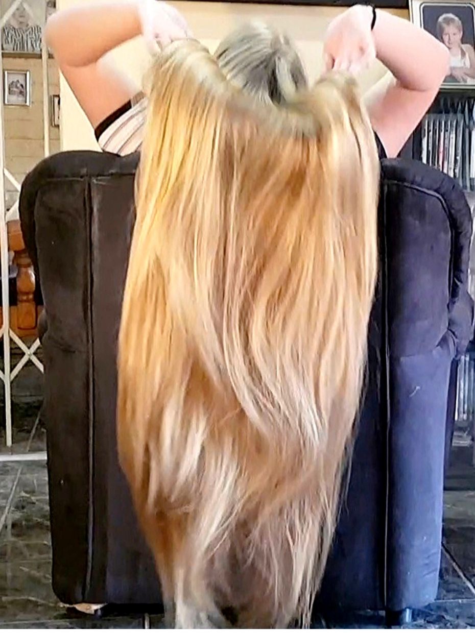 VIDEO - Girl with super long hair exercising on treadm