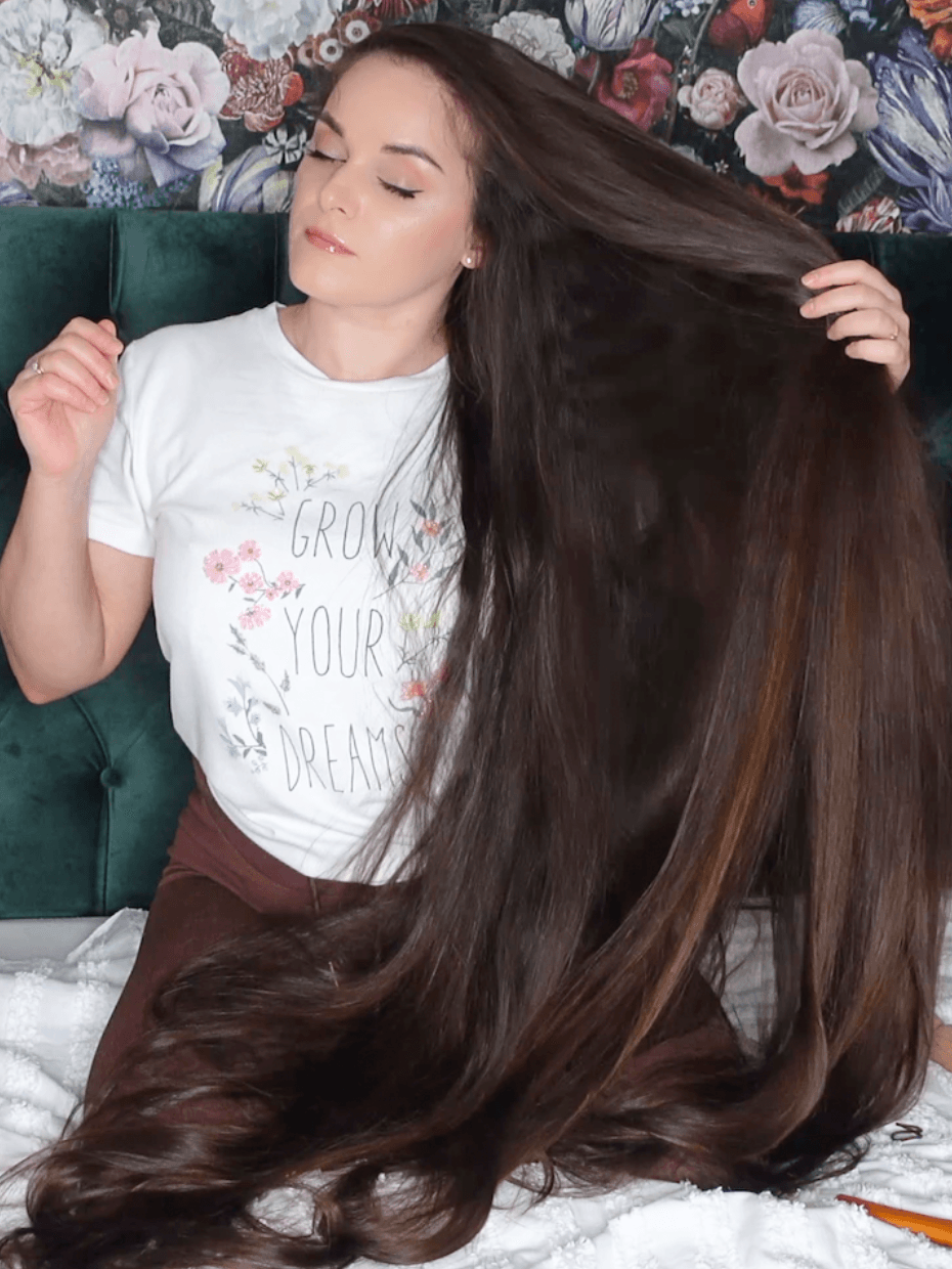 VIDEO - Julia's soapy long hair wash