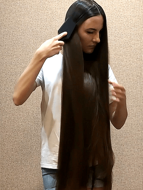 VIDEO - Orysya's hair play on the floor