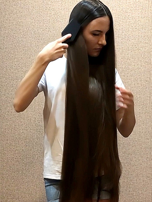 VIDEO - Amazing knee length hair play