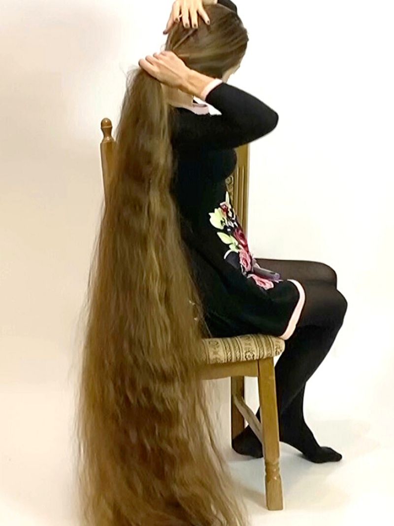 VIDEO - Extreme floor length hair and a red dress