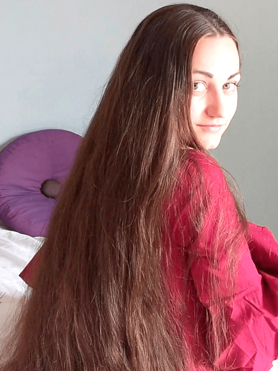 VIDEO - Her everyday hair play