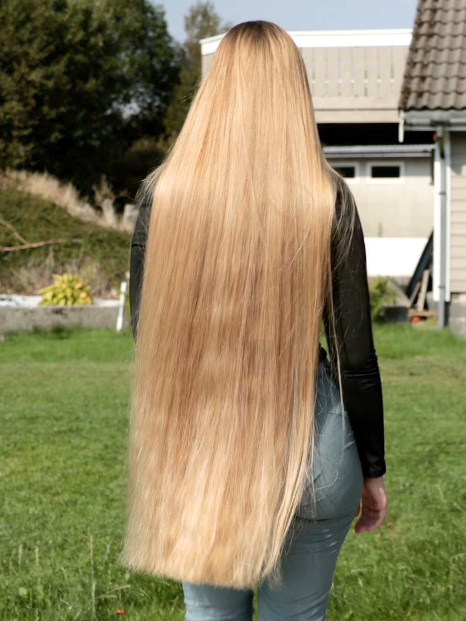 VIDEO - Girl with super long hair exercising on treadmill